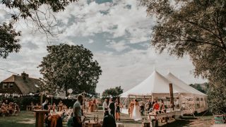 Een bruiloft buiten organiseren? Alpha Tent Event helpt je!